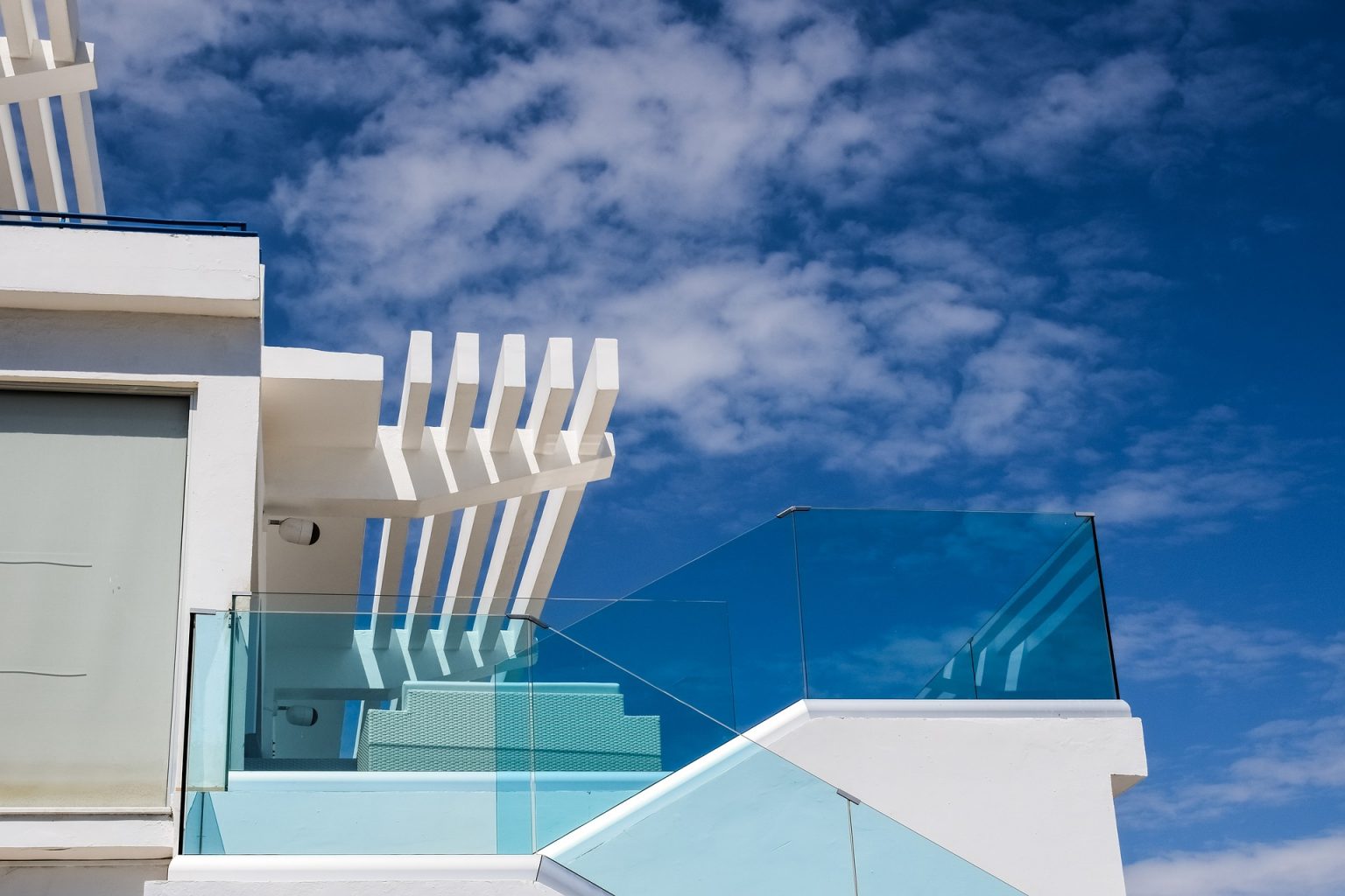 Frameless Glass Railings Systems - ALUMIGUARD MFG